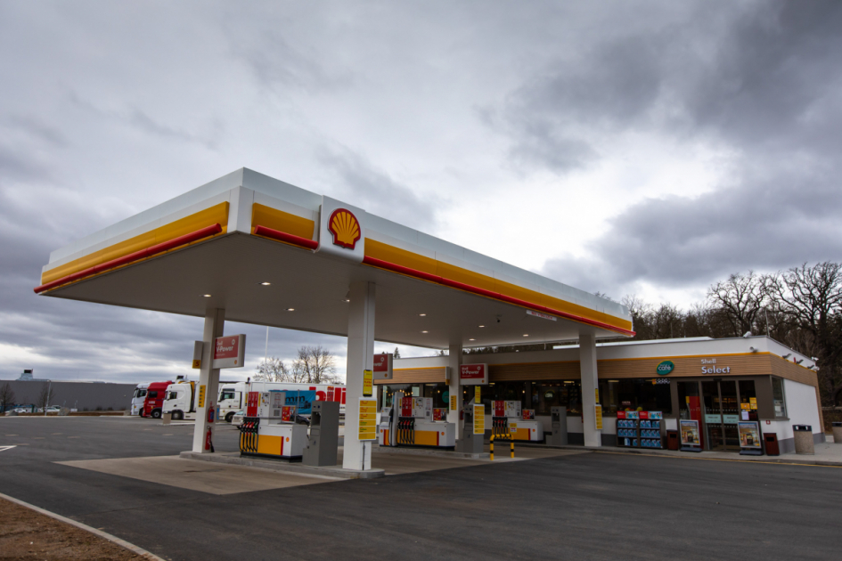 Čerpací stanice jako místo pro nabíjení elektromobilů a trávení času s ...