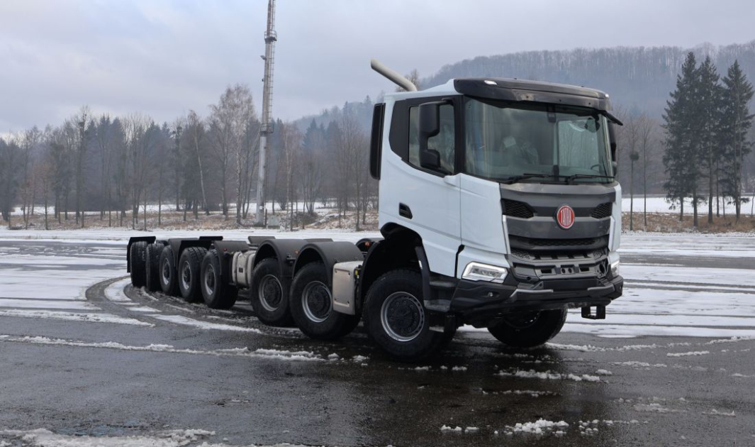Speciál Tatra Phoenix 16x16 míří k protinožcům, ponese plošinu Bronto ...